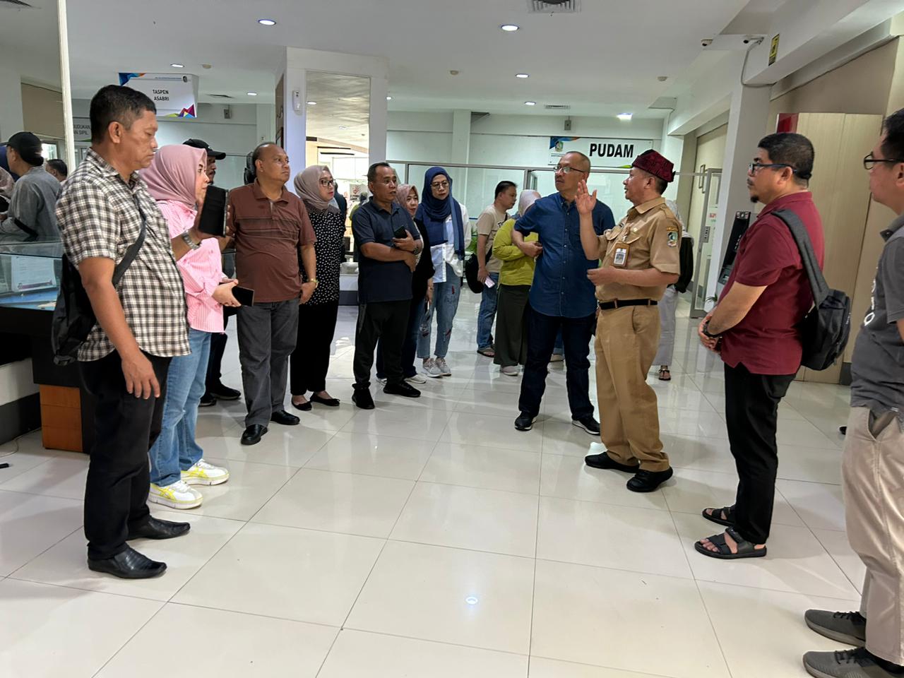 Pj. Wali Kota Dr. Drs. Hi. Asripan Nani, M.Si., Kunjungi Mall Pelayanan Publik Banyuwangi